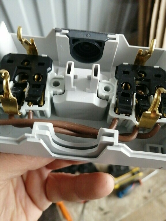 Розетка Makel накладная серая с крышкой (36064201) — купить в Москве: цены, характеристики ...